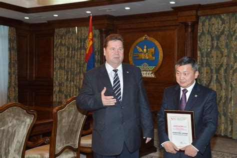 УИХ ын дарга З Энхболдод хүндэт төгсөгчийн анхны дипломыг гардуулав