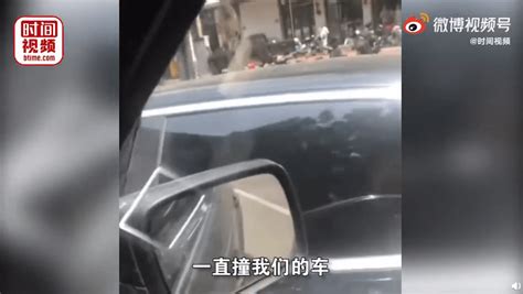 福建一奔驰当街别停路虎并猛撞，女乘客喊救命，警方：有相互谩骂、互撞行为，均被行拘林某