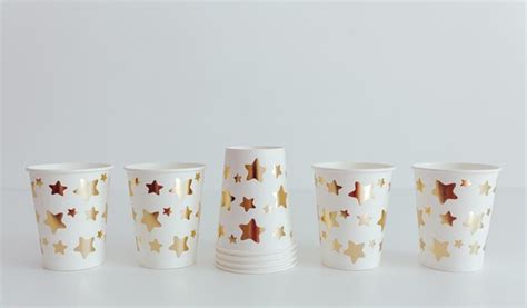 백서 일회용 컵 생태 개념 파티 용 종이 식기 흰색 배경 프리미엄 사진