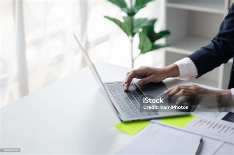 개인 실에서 일하는 비즈니스 여성 그는 노트북 키보드로 타이핑하고 있으며 메신저를 사용하여 파트너와 채팅합니다 통신에 기술을 사용하는 개념입니다 검색에 대한 스톡 사진 및