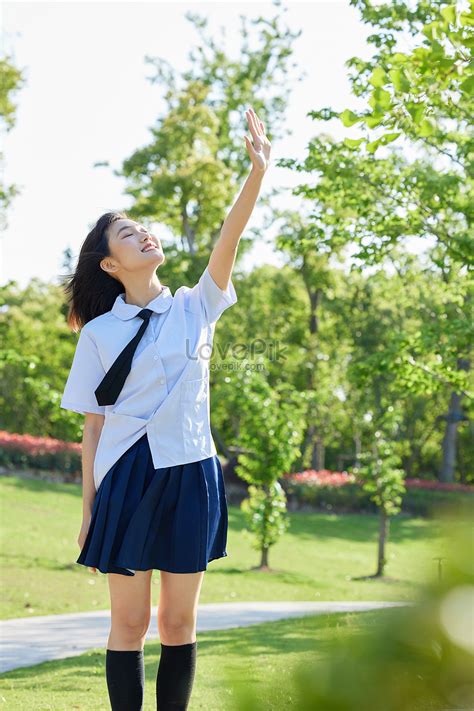 교복을 입은 소녀들은 햇살을 느낀다 사진 무료 다운로드 Lovepik