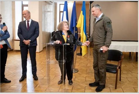 У вайбер групі Київського центру незрячих реабілітанти прослухали розповідь про вручення ордена