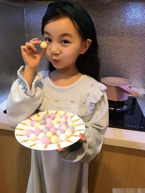 《爸爸去哪兒》萌娃小山竹元宵節自己下廚煮湯圓，嘟嘴賣萌超可愛 每日頭條
