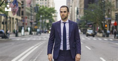 낮에 도로에 서 있는 검은 양복을 입은 남자 사진 Unsplash의 무료 회색 이미지