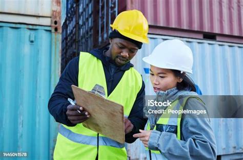물류 클립보드 및 다양성 팀은 화물 컨테이너 및 공급망 배송 또는 배송 재고 체크리스트에 대해 작업합니다 협업 흑인 남성과 아시아 여성 제품 재고 확인 또는 수출 데이터