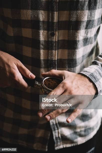 단계적으로 커피를 만드는 과정 남자는 커피 원두 커피의 표면을 평평 하 게 충전 하기 전에 손질을 수행 하 고 있다 가루로 빻은에 대한 스톡 사진 및 기타 이미지 Istock