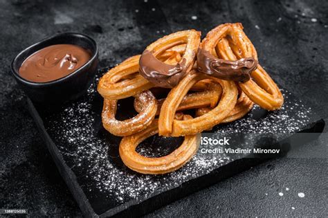 초콜릿 소이스와 전통적인 멕시코 디저트 츄로스 검은 색 배경 위쪽 보기 가루로 빻은에 대한 스톡 사진 및 기타 이미지 가루로 빻은 갈색 거리 Istock