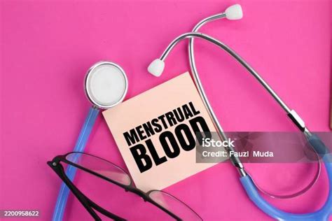 안경 청진기 그리고 월경이라는 단어가 적힌 색종이 여성의 피의 개념 여성병의 개념 0명에 대한 스톡 사진 및 기타 이미지 0명 건강관리와 의술 경구 피임약 Istock