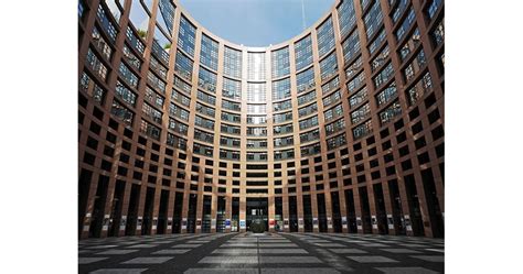 ЕП гласува намаляване на емисиите на страните членки с 40 Български Фермер