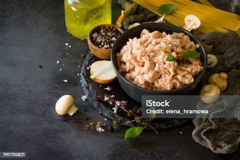 버섯 파스타 향신료 달걀 등 신선한 다진 고기와 요리 재료 공간을 복사합니다 0명에 대한 스톡 사진 및 기타 이미지 0명 건강한 식생활 고기 Istock