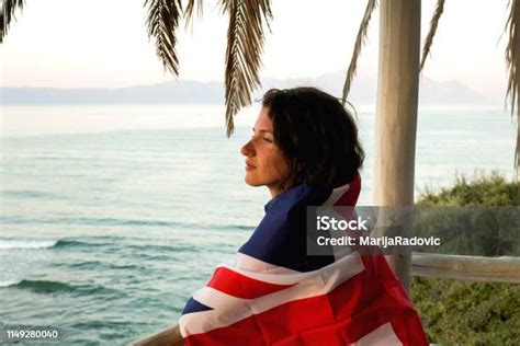 영국의 국기를 들고 아름 다운 바다 전망을 보고 젊은 여자의 초상화 가까운에 대한 스톡 사진 및 기타 이미지 가까운 갈색 머리 고독 부정적인 감정 표현 Istock