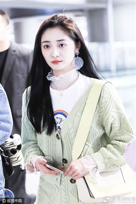 王思聪绯闻女友周洁琼绿裙春意盎然 气质清纯淡雅胜”网红脸“凤凰网