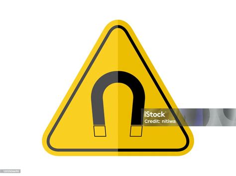 아이콘 라벨 로고 또는 패키지 산업 등 평면 서류 스타일 벡터 디자인에 대한 노란색 원형 삼각형 보드 경고 기호에 고립 된 강한 자기장 일반적인 위험 기호 0명에 대한 스톡