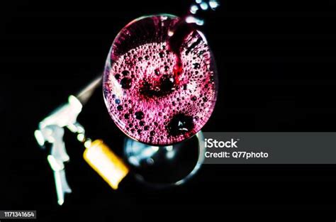 레드 와인을 잔에 붓고 와인 한 잔과 함께 순간을 축하합니다 가득 찬에 대한 스톡 사진 및 기타 이미지 가득 찬 결정체