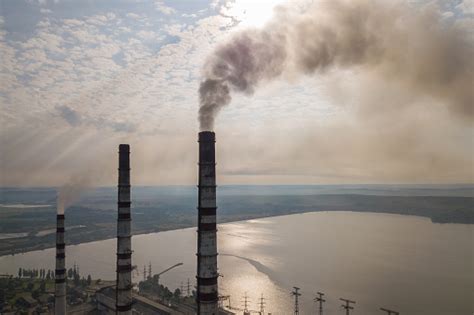 석탄 발전소에서 회색 연기와 높은 굴뚝 파이프의 공중 보기 화석 연료로 전기 생산 공장 산업 건물에 대한 스톡 사진 및 기타 이미지 공장 산업 건물 기후 묘사 독성