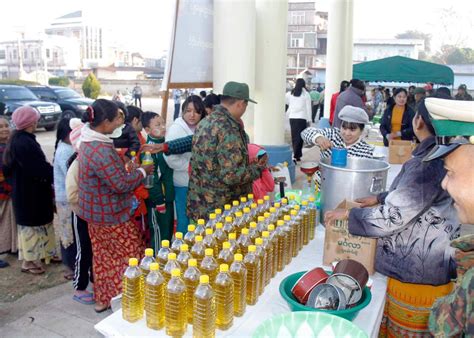 နမ့်စန်တွင် ဆန်၊ စားအုန်းဆီနှင့် အခြေခံစားသောက်ကုန်များအား ဈေးနှုန်းသက်သာစွာဖြင့် ရောင်းချပေး