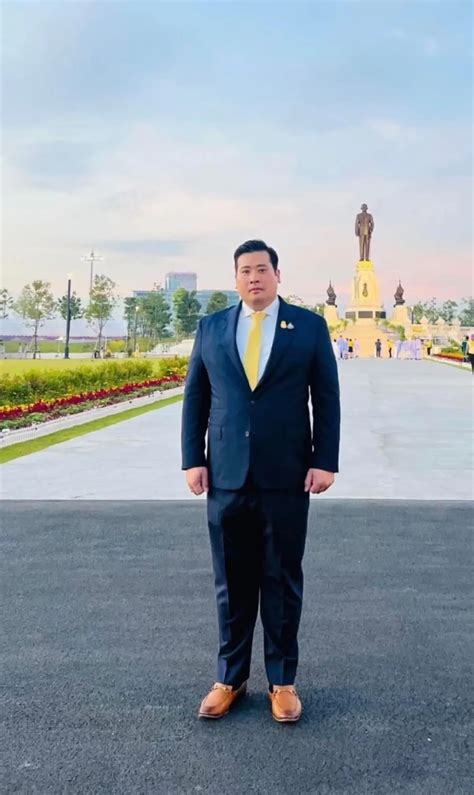 ท่านอ้น วัชเรศร ถวายสักการะพระบรมราชานุสาวรีย์ ร 9