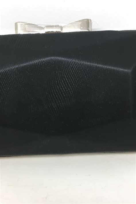 Τσαντακι βραδινο με μεταλλικο φιογκο