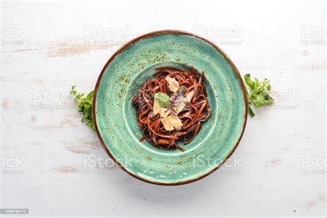 파 르 마 치즈와 함께 어두운 파스타입니다 이탈리아 요리입니다 에 나무 배경 무료 사본 공간입니다 최고의 볼 수 있습니다 고급 요리에 대한 스톡 사진 및 기타 이미지