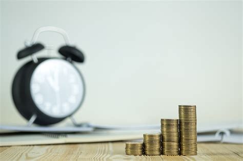 동전 단계 빈티지 알람 시계 펜 텍스트 금융에 대 한 복사 공간 및 비즈니스 계획 개념 나무 작업 테이블에 노트북 종이 스택 계획에 대한 스톡 사진 및 기타 이미지 Istock