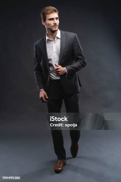 회색 배경 위에 고립 된 양복을 입은 잘 생긴 젊은 사업가의 전체 길이 초상화 포즈 멀리 보고 걷기 걷기에 대한 스톡 사진 및 기타 이미지 Istock