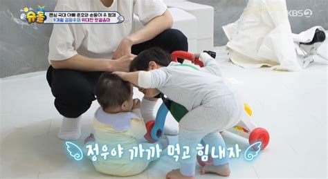김준호 子 은우 어쩜 이리 착해…넘어진 동생에 이거 먹구 해 슈돌 나무뉴스