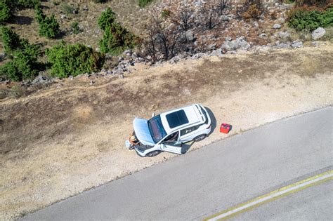 시골 길에서 열린 후드로 부서진 차 옆에 서있는 여성 공중 상단 드론 보기 차에 대한 스톡 사진 및 기타 이미지 차 공중 뷰 35 39세 Istock