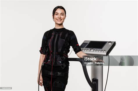 Ems 슈트를 입고 운동하기 전에 피트니스 소녀 트레이너 전기 근육 자극 슈트에서 스포츠 훈련 흰색 바탕에 Ems 정장을 입은 소녀 18 19세에 대한 스톡 사진 및 기타