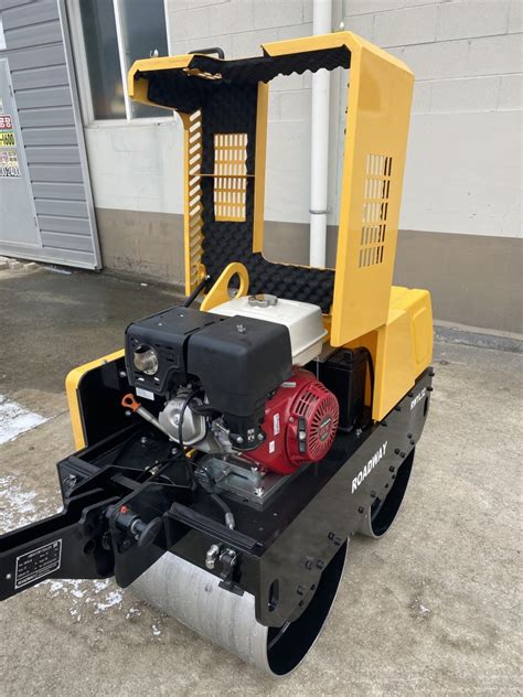 저소음 1톤 진동롤러 Rwyl32 판매 주엘에스아이엔티 자동차 처럼 본네트 방식으로 점검및수리 공간 확보가 되었고 본네트에 흡음재가 붙혀져 있어 저소음의 효과 1