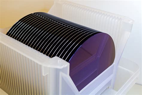 테이블 위의 흰색 플라스틱 홀더 박스에있는 실리콘 웨이퍼 웨이퍼는 집적 회로 제조를위한 전자 제품에 사용되는 결정질 실리콘과 같은 반도체 재료의 얇은 조각입니다 개발에 대한