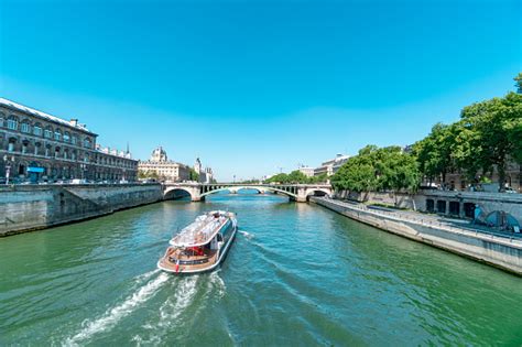 다리 퐁 노트르담 근처 파리 프랑스에서 세 느 강 강에서 보트 강에 대한 스톡 사진 및 기타 이미지 강 건축 관광