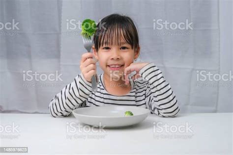 아이들은 야채를 먹는 것을 좋아합니다 식사에 건강한 야채를 먹는 귀여운 아시아 소녀 어린이를 위한 영양과 건강한 식습관 건강관리와 의술에 대한 스톡 사진 및 기타 이미지