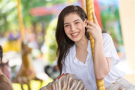 놀이 공원에서 회전 목마에서 완벽한 미소와 흰색 이빨로 웃고 전면에 머리를 돌려 얼굴 아름다움 여자를 닫습니다 Carnival에 대한 스톡 사진 및 기타 이미지 Istock