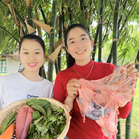 ស្រីមុំ លក់ស៊ុប