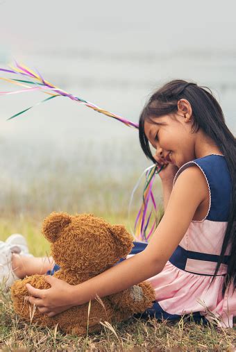 수직 수평선 행복 한 아이 포옹 테디 베어 녹색 공원 놀이터 테디 베어 가장 친한 친구는 어린 아이들을 위한 귀여운 소녀입니다