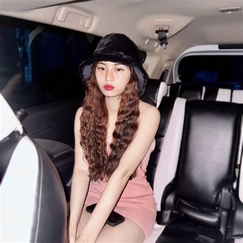 ညီမခ ပင်တိုင်စံ ဆံပင် မိတ်ကပ်နှင့် လက်သည်း အလှပြုပြင်ရေး