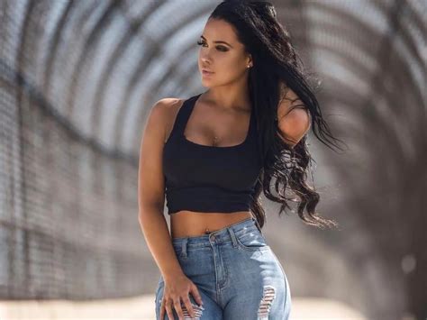 Картинка на рабочий стол девушка грудь изящная фигура черные волосы джинсы черный топик