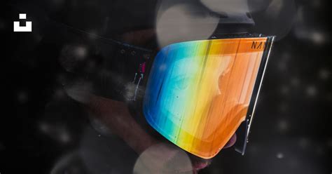 무지개 반사가 있는 헬멧을 쓴 사람 사진 Unsplash의 무료 겨울 이미지