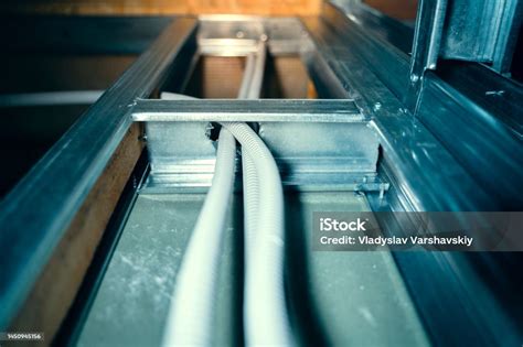 와이어가있는 골판지 파이프는 석고 보드 프레임 벽의 금속 프로파일을 통과합니다 내부 파티션 내부의 배선 전선의 보호 절연 0명에 대한 스톡 사진 및 기타 이미지 Istock