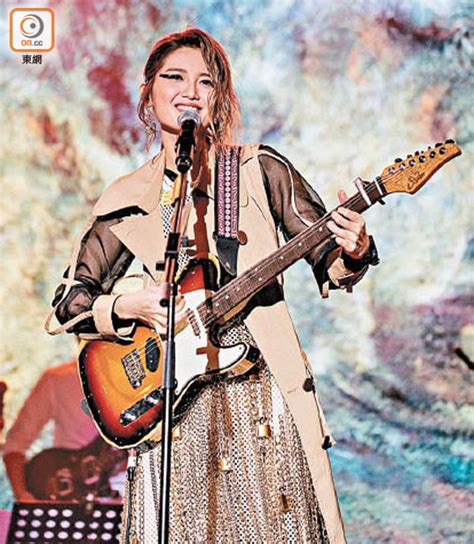 黃妍開騷獻出第一次 東方日報