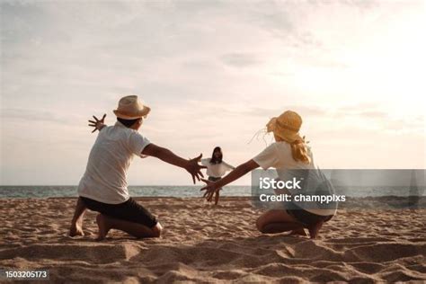 행복한 아시아 가족은 바다 해변을 즐긴다 아버지 어머니 딸은 여름 방학 동안 바닷가에서 해변을 즐기며 즐거운 시간을 보내고 있다 휴가 시간 라이프스타일 개념으로 행복한 가족