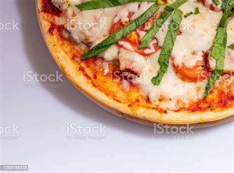 흰색 배경에 고립 된 이탈리아어 뜨거운 피자를 닫습니다 스튜디오 사진입니다 음식 개념입니다 미식가에 대한 스톡 사진 및 기타 이미지 Istock