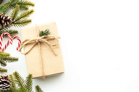 선물 상자와 아름다운 크리스마스 배경 흰색 배경 위에 소나무 가지와 소나무 콘으로 장식 복사 공간이 있는 상단 뷰 플리 레이 2022년에 대한 스톡 사진 및 기타 이미지