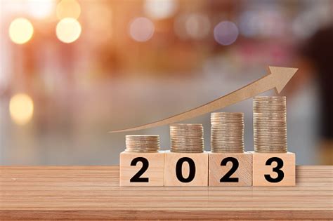 나무 큐브에 동전 경제 성장의 그래프 2023년의 개념 성공 복사 공간 2023년에 대한 스톡 사진 및 기타 이미지 2023년 계획 그래프 Istock