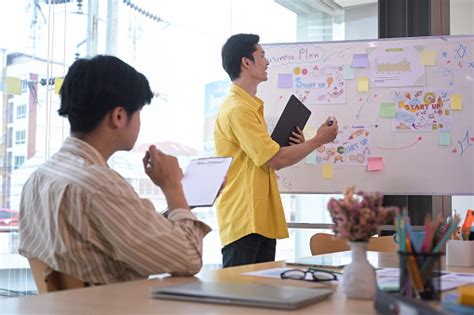 젊은 아시아 사업가가 회의에서 창업 사업 계획을 발표합니다 25 29세에 대한 스톡 사진 및 기타 이미지 25 29세 2명 30 34세 Istock