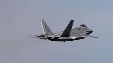 미군 일본 오키나와에 현존 최강 전투기 F 22 잠정 배치