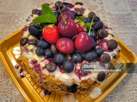 통밀가루 과일 말린 과일 바닐라 추출물 향신료 오렌지 주스 유기농 붉은 과일 젤리로 속을 채운 제스트로 만든 반죽으로 만든 장인의 달콤한 빵 파네토네 0명에 대한 스톡 사진