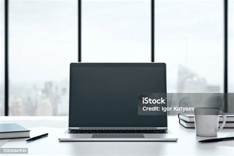 커피 한 잔과 도시 전망이있는 대형 창문이있는 흰색 책상에 빈 화면이있는 개방형 노트북의 전면 보기 모의 3d 렌더링 도시에 대한 스톡 사진 및 기타 이미지 Istock
