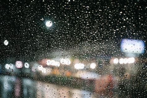 가로등 강우 고요한 날씨 대조 도시 경관 도시의 도시의 불빛 물을 튀기다 미묘한 반사 반짝이는 밝은 반점 밤 밤문화 배경 보케 분위기 비