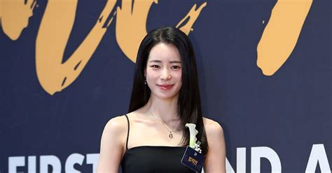 포즈 취하는 임지연